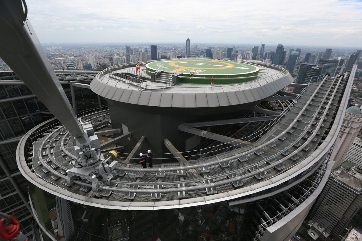 Cleaning Giants: MHE Installs Southeast Asia’s First Full Climbing ...